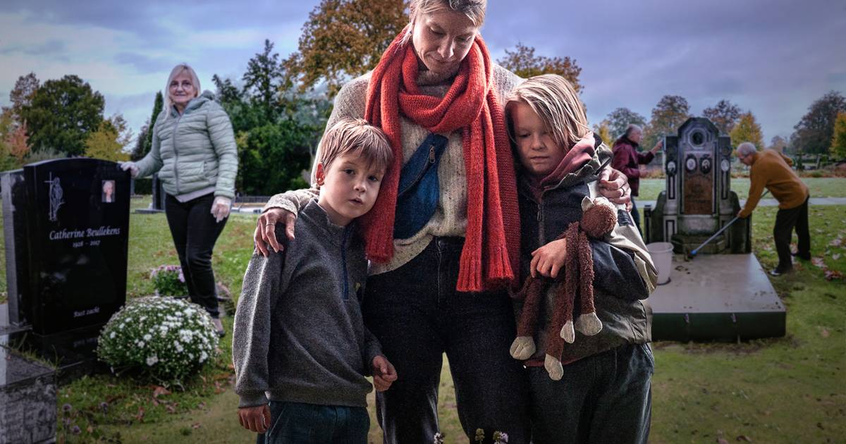 Alison met zoontjes Daniel en Leo aan het graf van echtgenoot en vader ...