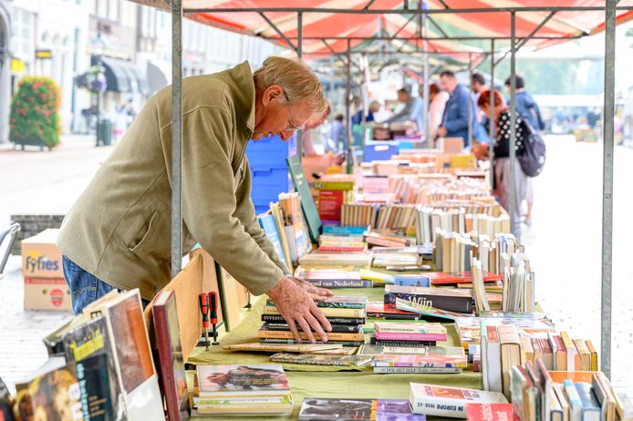 Bouwe sjouwt met stapels boeken, maar ze lezen? ‘Wat denkt u zelf ...