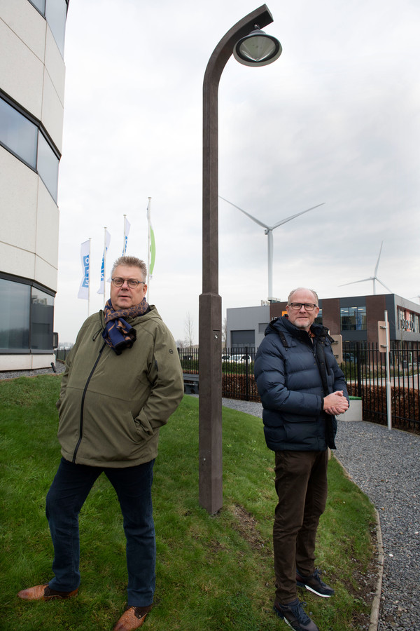 Lantaarnpalen van oude onderbroeken en bankjes van plastic flessen op ...