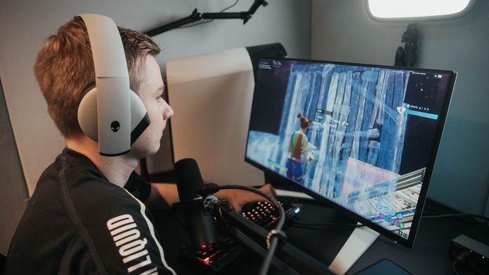 Niemand kent Dmitri, maar als gamer ‘Mitr0’ is hij wereldberoemd ...