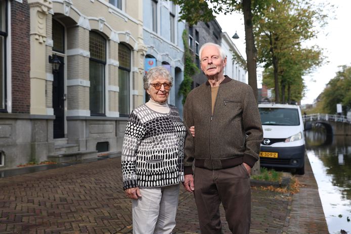 Janny en Frits zijn parkeerplek voor het grachtenpand waar ze al halve ...