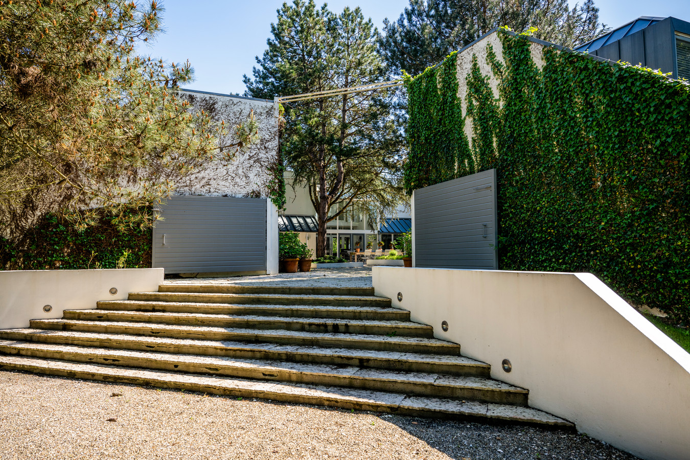 Architect Matthijs ontwierp zijn eigen extreem luxe villa en zet die nu ... Architect Matthijs ontwierp zijn eigen extreem luxe villa en zet die nu ...