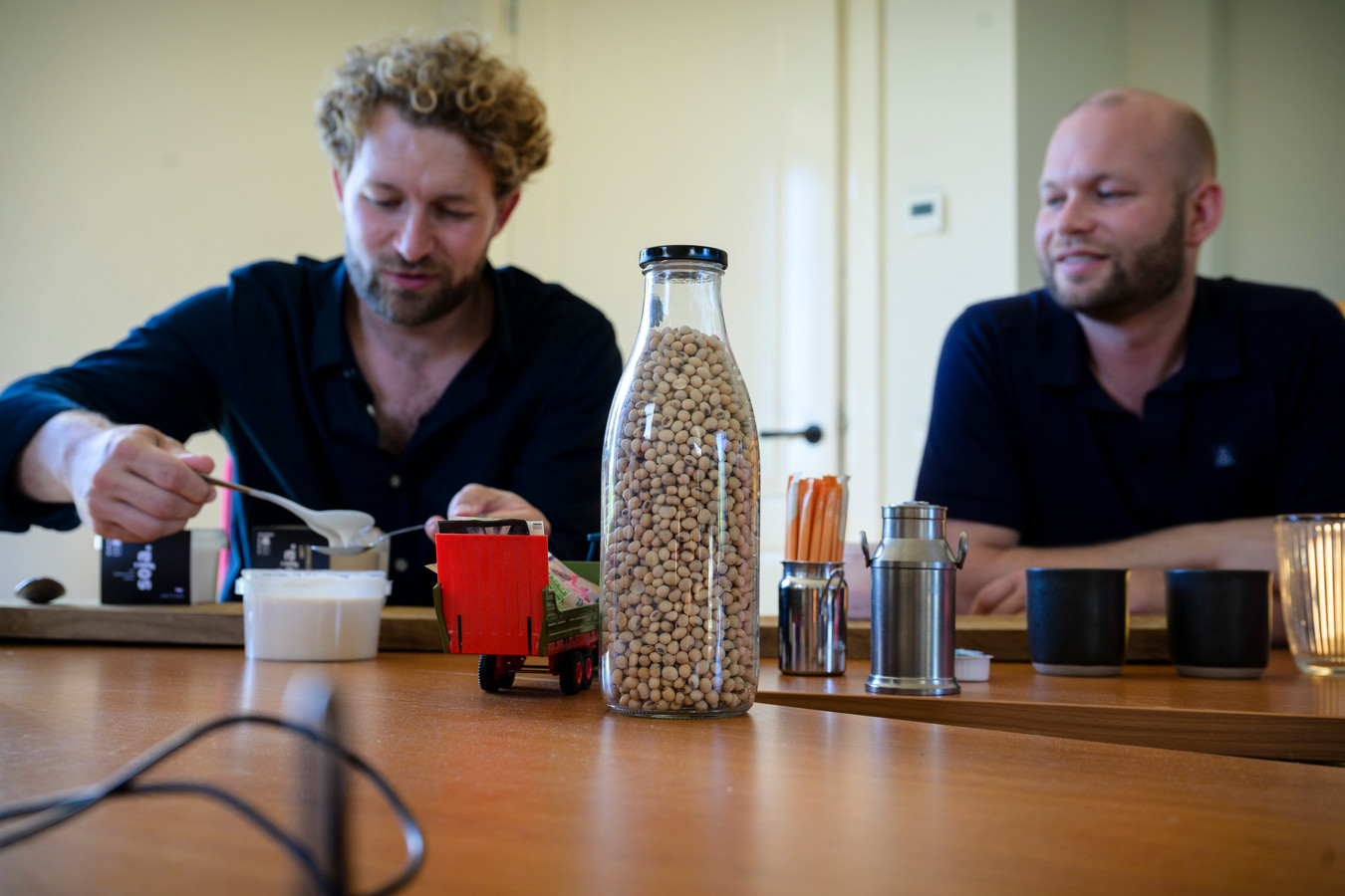 Hoe Twentse broers van koeienstal een fabriekje in sojayoghurt maakten ...