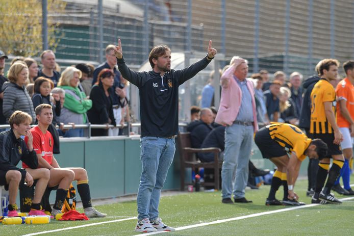 Het bijzondere seizoen van Mike de Geer: van debuut als trainer tot het ...