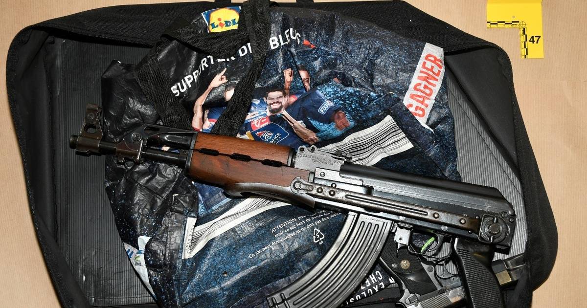 Huiszoekingen leiden tot ontmanteling criminele organisatie: wapens, munitie, kogelwerende ...