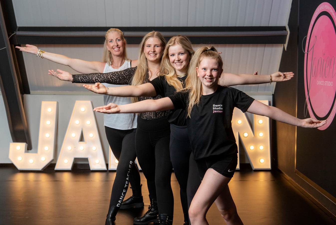Deze Twentse dansers treden op in Olympisch Stadion voor dik 20.000 man ...