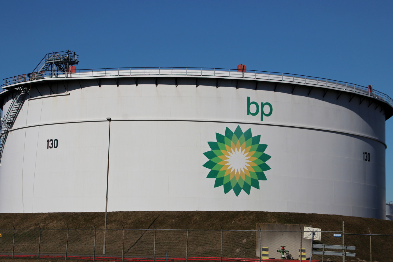 BP-raffinaderij mee in investeringsrace | Foto | AD.nl