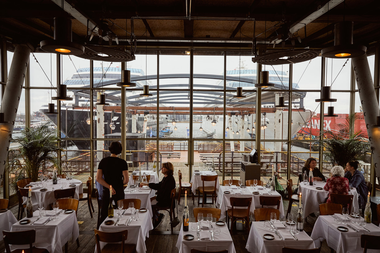 Bij restaurant Helling 7 in Noord zitten gasten praktisch óp de scheepswerf