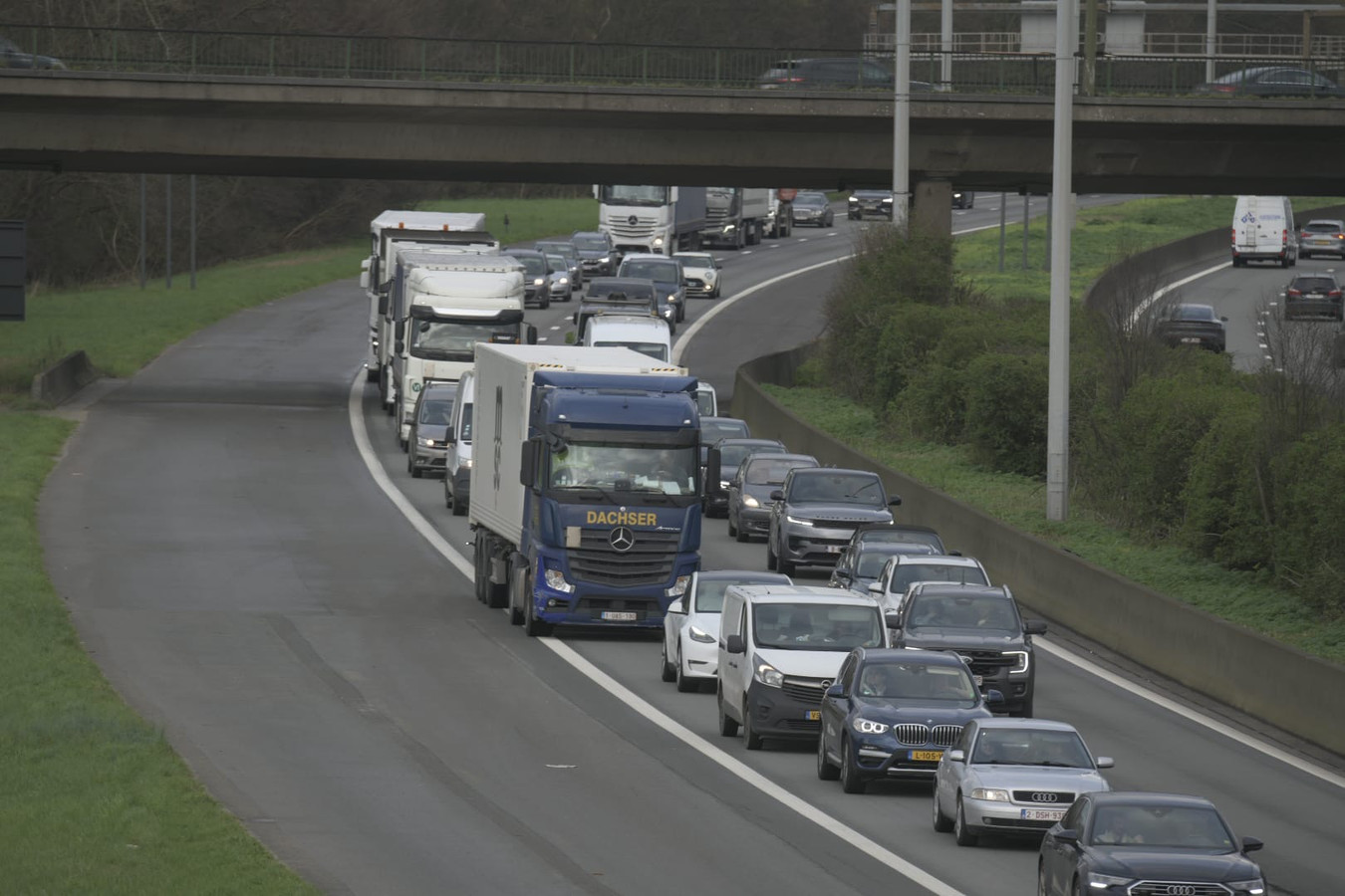Antwerpse Ring richting Gent tijdlang versperd door ongeval ter hoogte ...