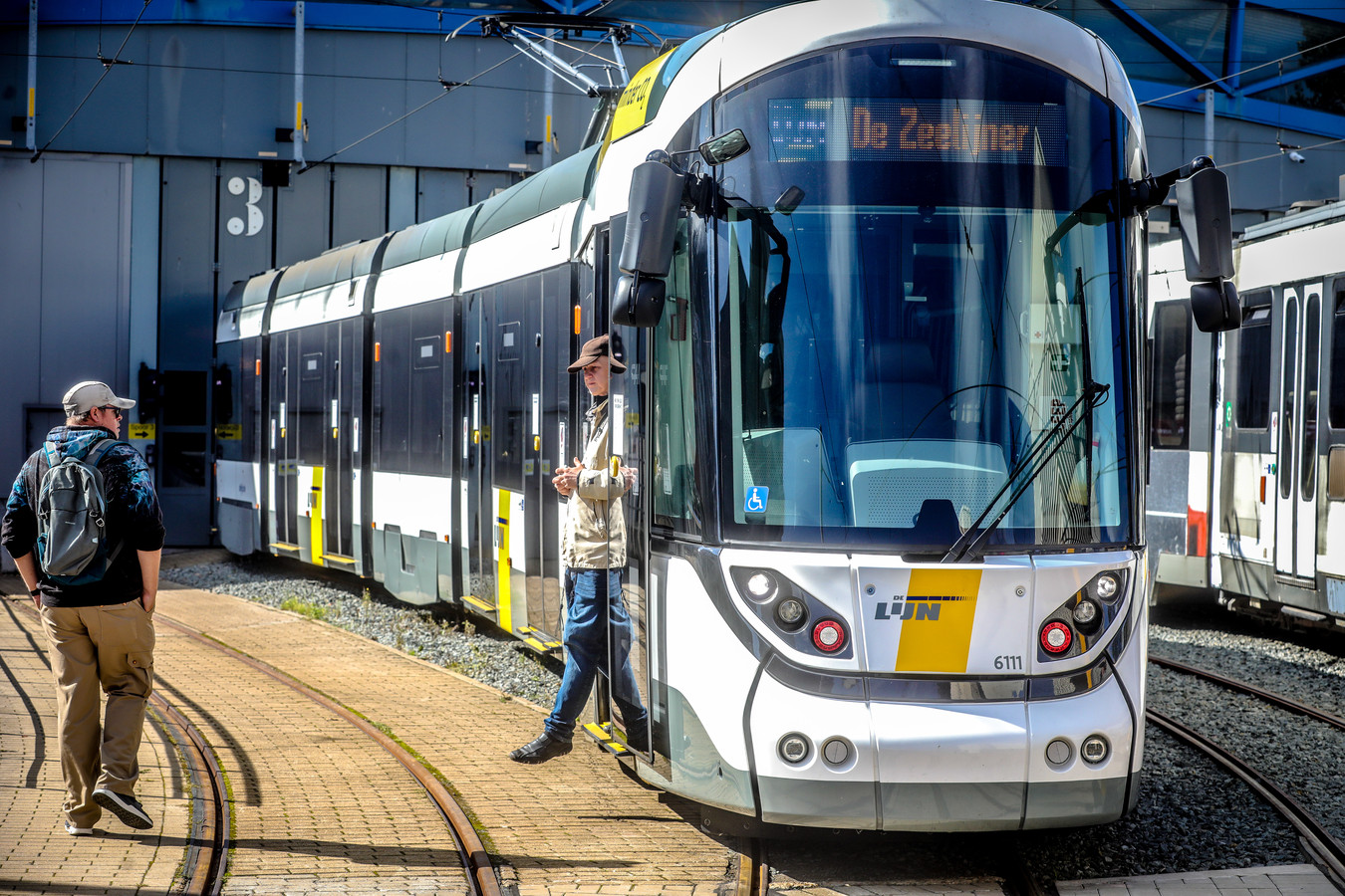 Veel mensen nemen afscheid van de oude kusttrams: “Niets dan lof voor ...