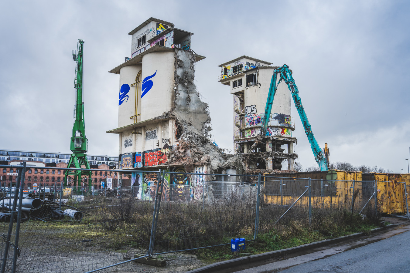 De teloorgang van de betoncentrale: de basis van de grote toren wordt ...