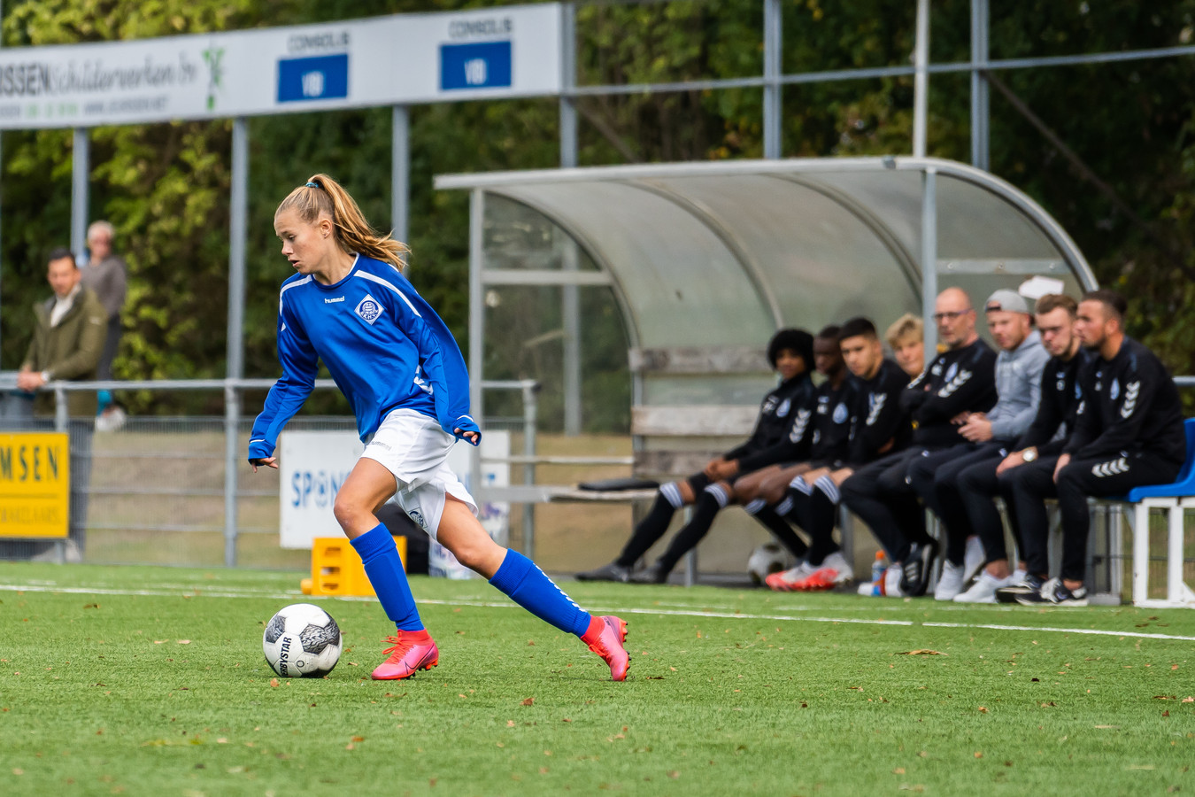 Betuwse voetbalmeiden Aniek en Veerle in Oranje: ‘Bij de beste twintig ...