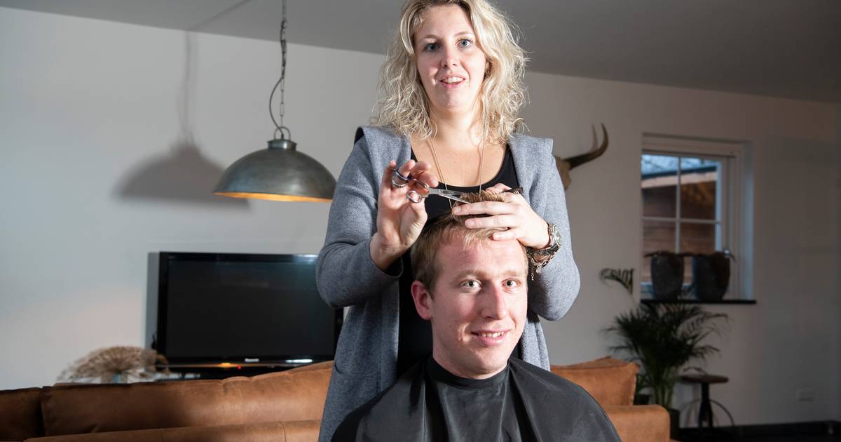 Kapster (26) begint eigen bedrijf: Mariska's Kapperstruck | Apeldoorn ...