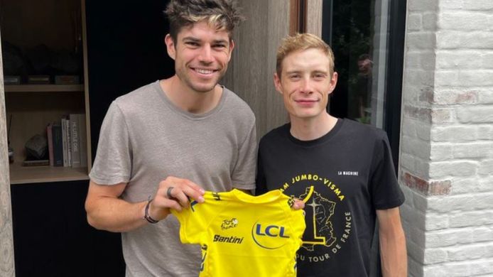 Kersverse papa Wout van Aert krijgt bezoek én cadeautje van ploegmaat ...