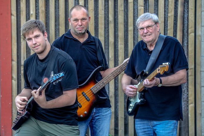 Wanneer opa, vader en zoon samen in één coverband spelen: “We hebben al ...