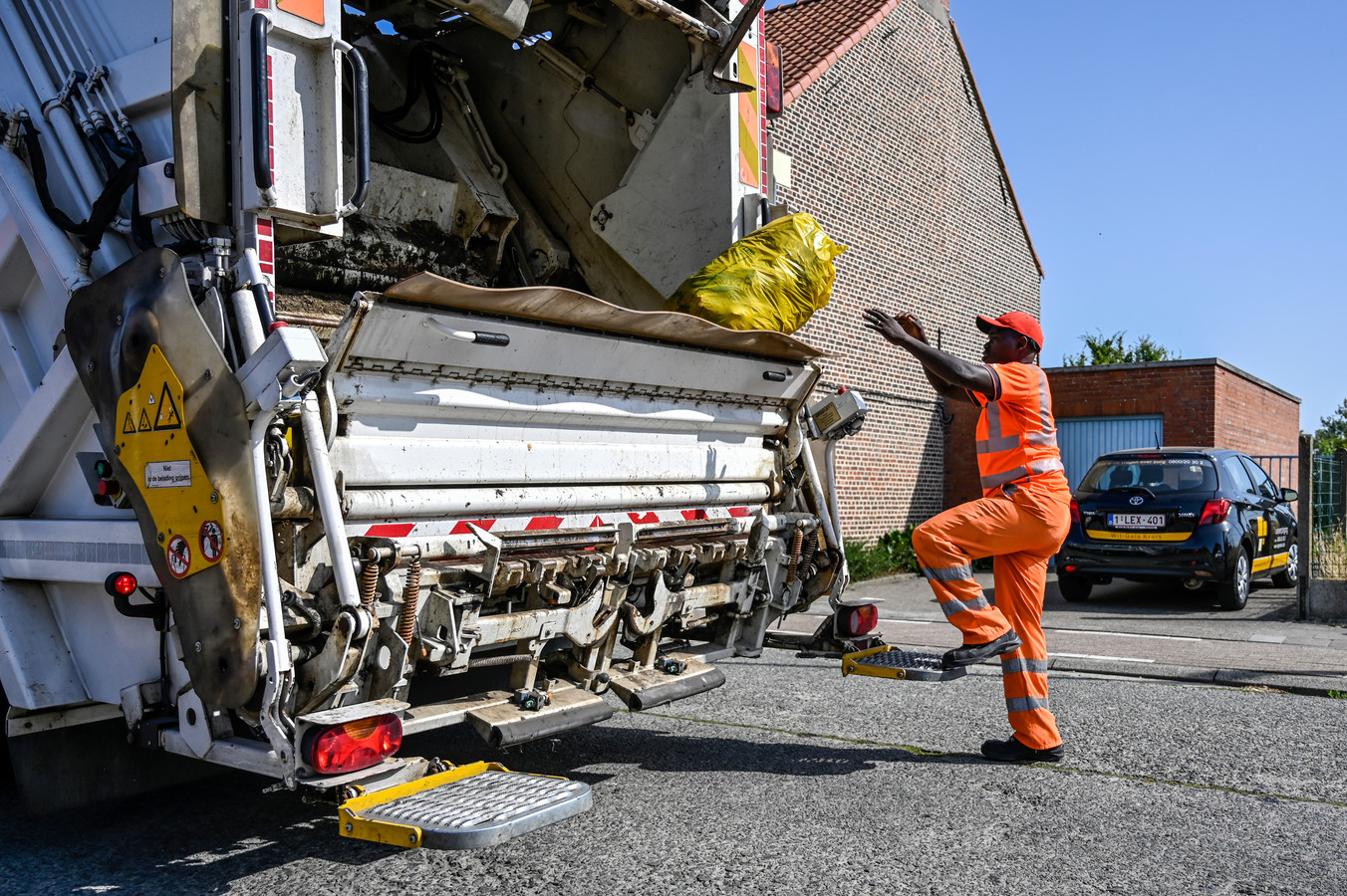 Ophalers komen afval een uur vroeger ophalen | Foto | hln.be