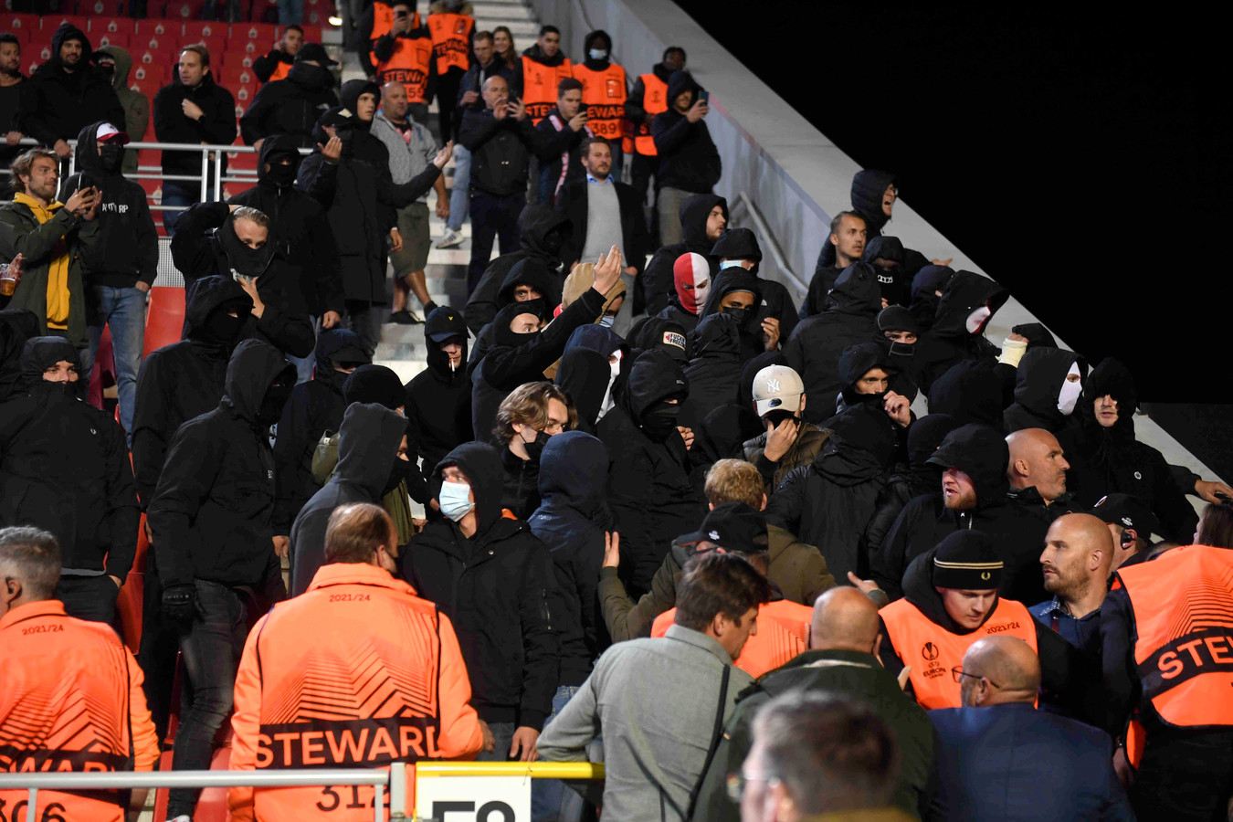 Les images d’un supporter de l’Antwerp lançant un déambulateur sur des ...
