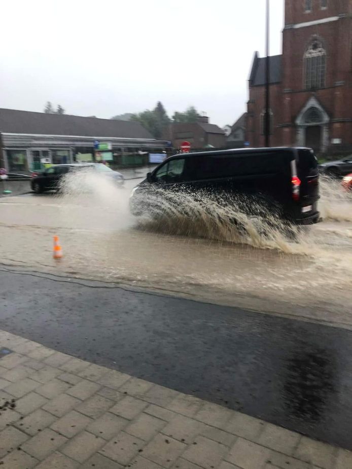 Straten in Dworp staan onder water door regenval | Beersel | hln.be