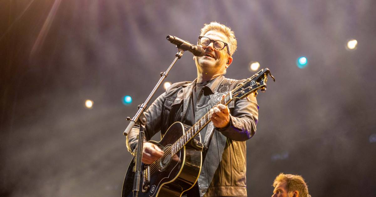 Guus Meeuwis op de Brouwersdam: knuffelen, inhaken en feesten | Concert ...