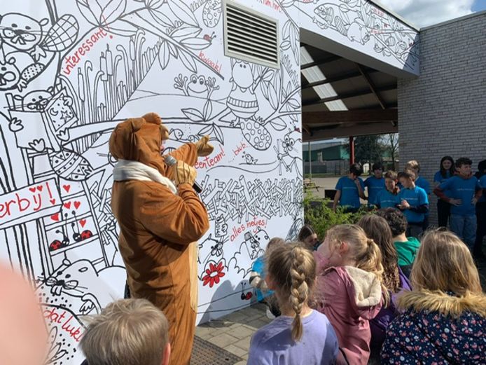 Illustratief kunstwerk met bever in hoofdrol zet kroon op pedagogisch project SBS Eksaarde ...