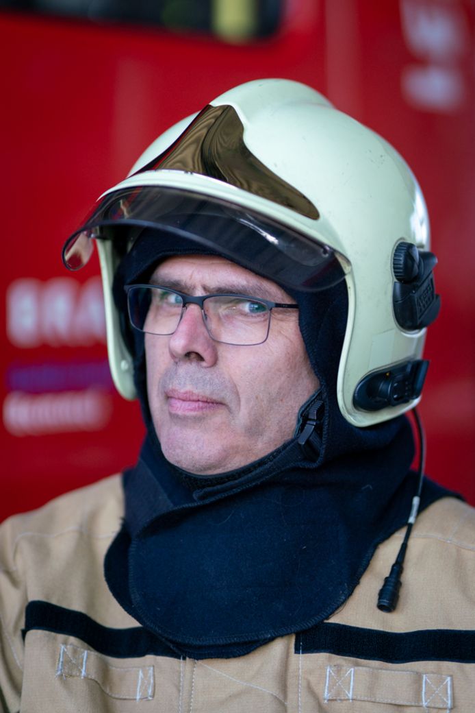 Nieuwe helm voor brandweerman: zoek de verschillen | Overbetuwe ...
