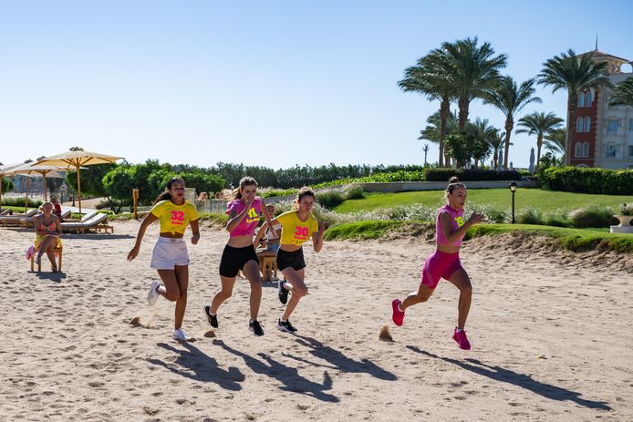 KIJK. Sporten op het strand en zwemmen bij 30 graden: Miss België ...
