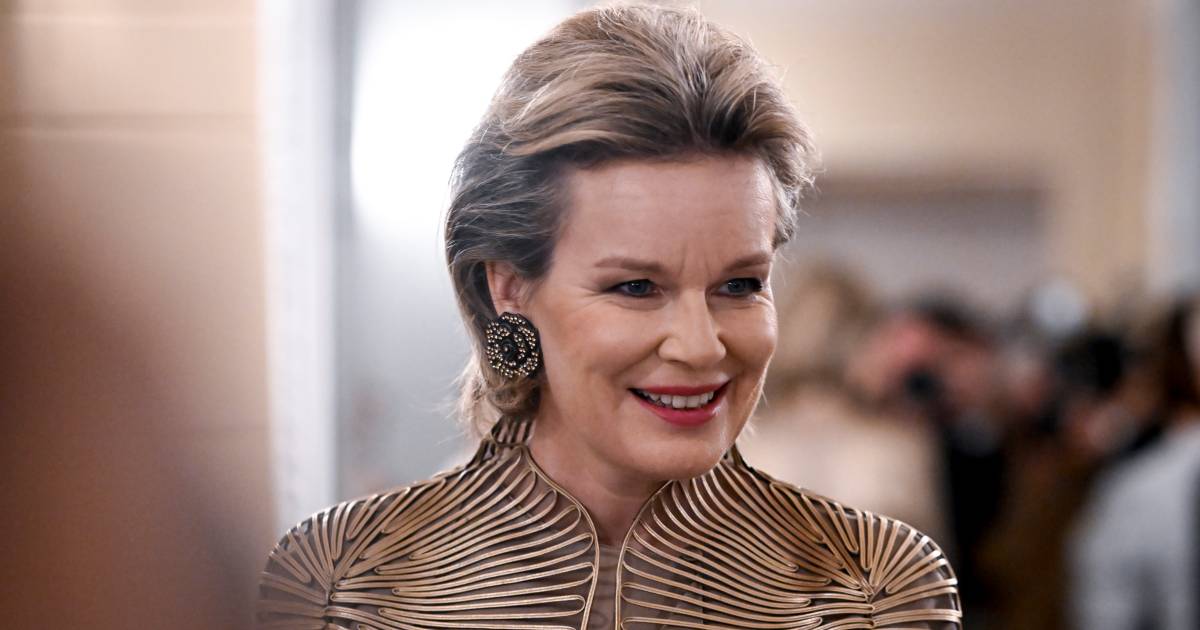 La tenue dorée de la reine Mathilde fait sensation outre-Manche ...