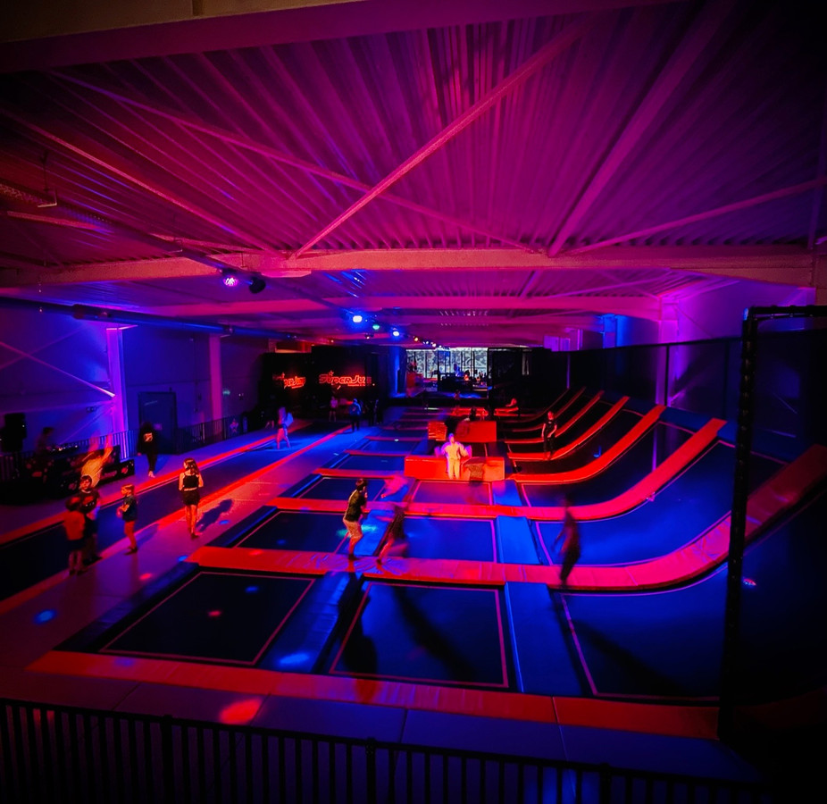 Kinderen overnachten in trampolinepark SuperJump ten voordele van ...