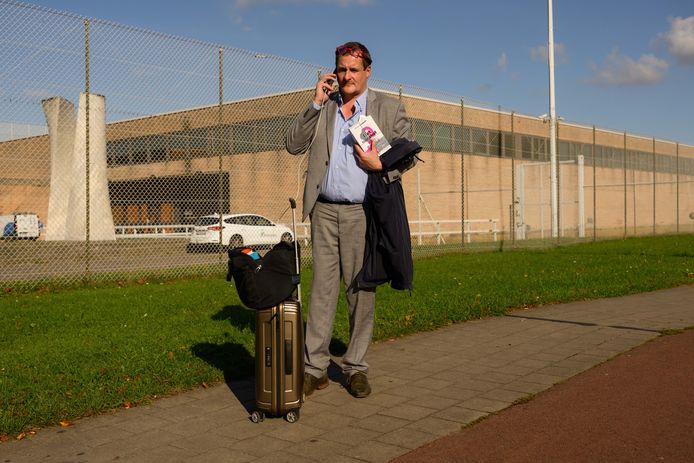 Opmerkelijke beelden: meesteroplichter Piet Van Haut meldt zich aan ...