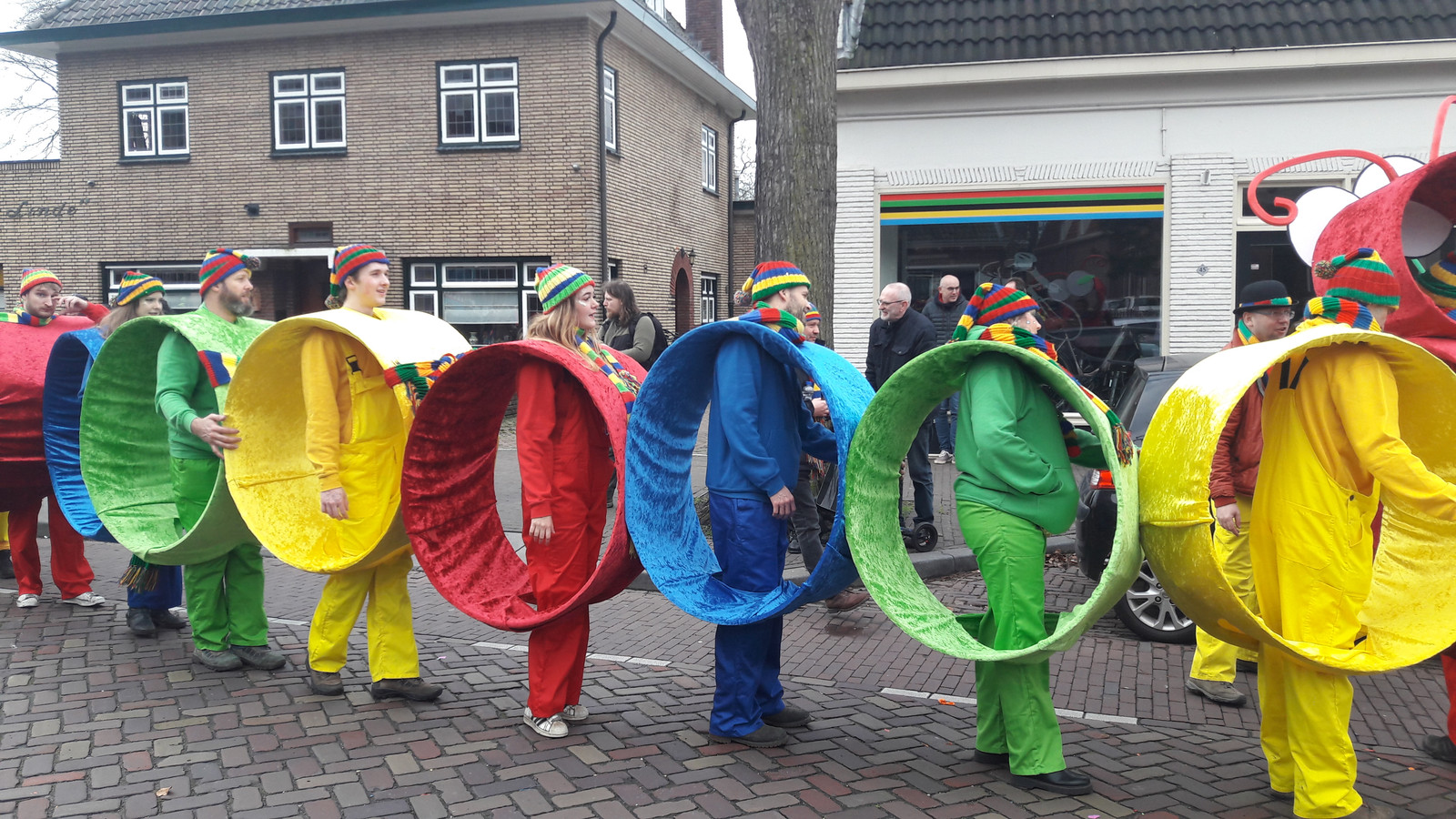 Een mooie, vrolijke rups, nu het na de ‘corona interrupsie’ eindelijk ...