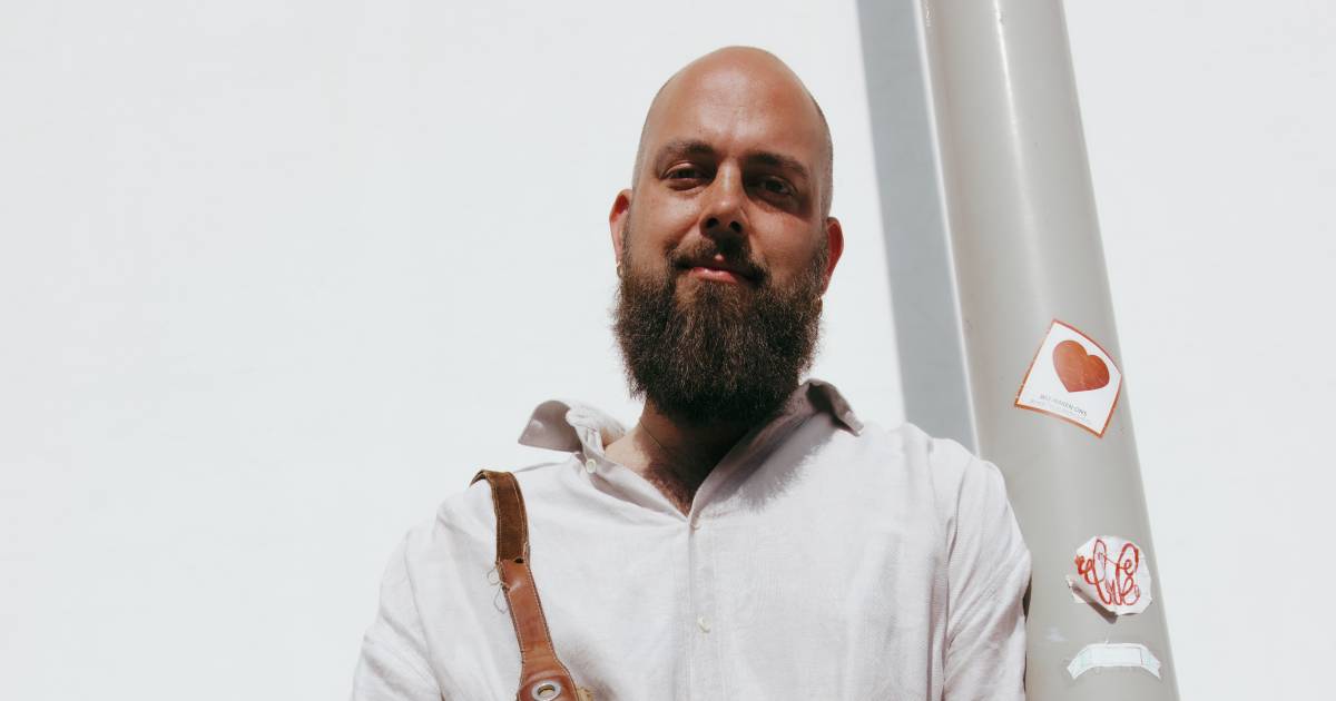 Sebastiaan kreeg zestien jaar geleden zijn tas cadeau van zijn geliefde ...