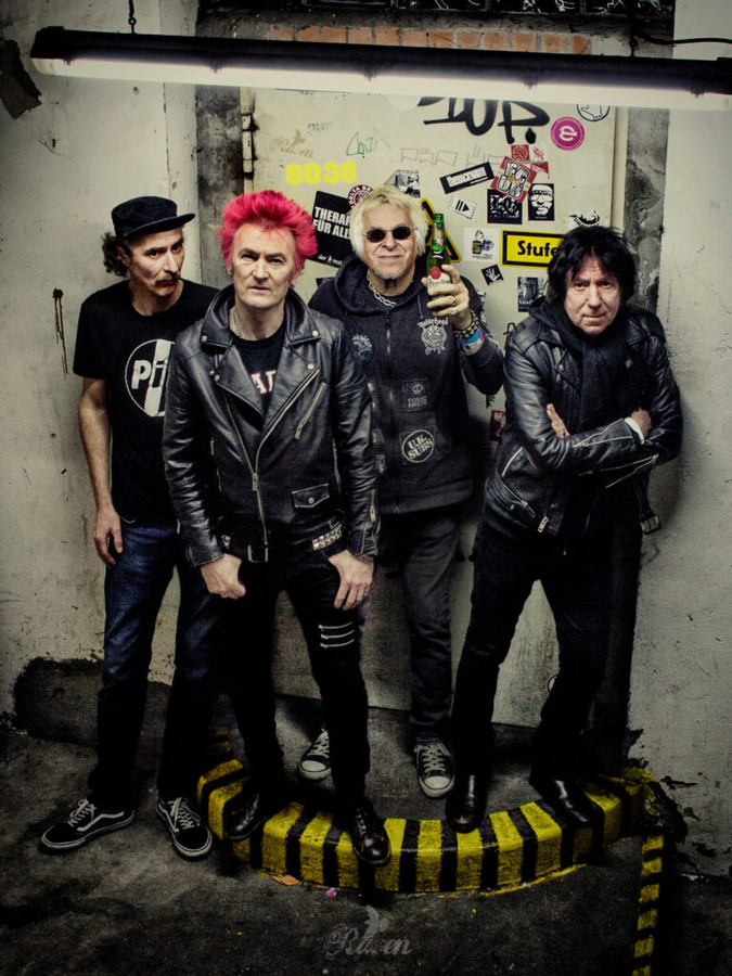 UK Subs nog een laatste keer op het podium in Eindhoven; de punkkoek is ...