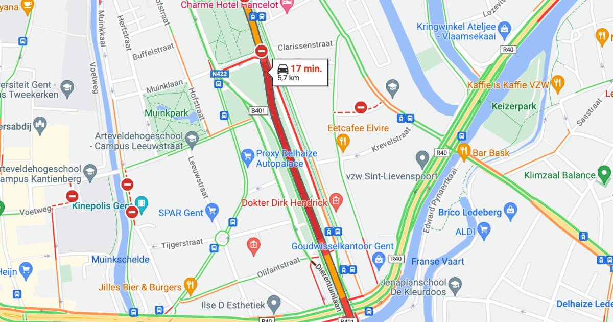 Enorme file op B401 door afgesloten kruispunt, ook aan de Muide staat ...