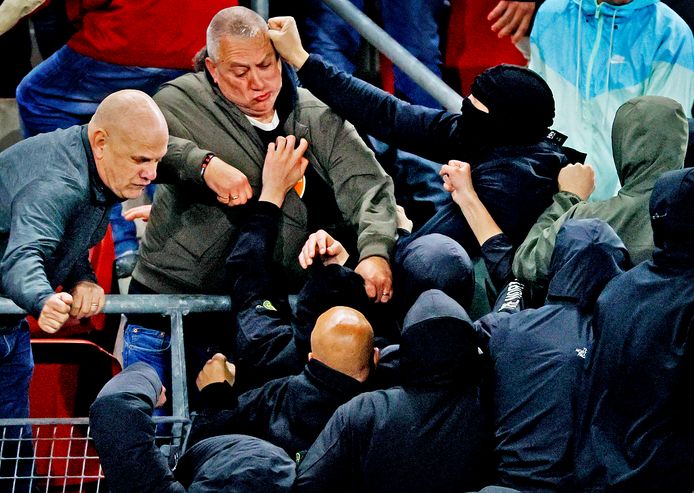 AZ treedt hard op en deelt 43 stadionverboden uit na ongeregeldheden ...