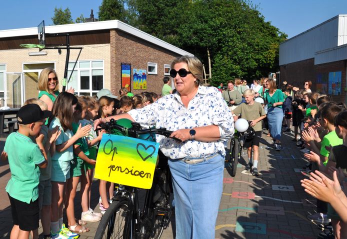 Kleuters en collega’s van KOHa-basisschool Zouaaf nemen afscheid van kleuterjuf Anja | Hamme ...