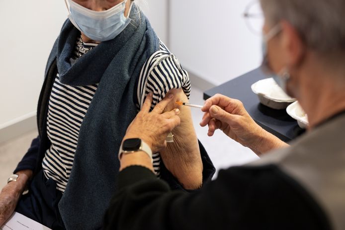 GGD Twente start vrije inloop coronavaccinatie, ‘we hopen dat mensen zo eerder hun herhaalprik ...