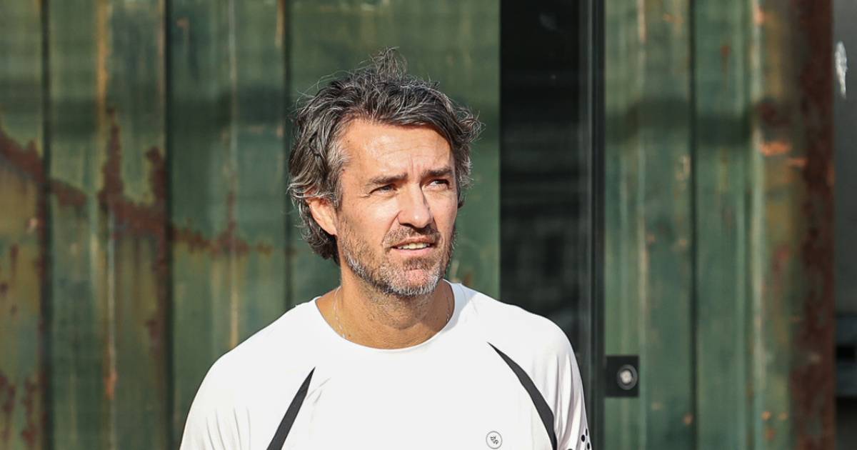 Oud-tennisprof John van Lottum laat padelkunsten zien bij boekpresentatie in Bennekom | De ...