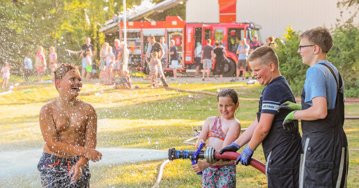 Waterpret! Kinderen zoeken verkoeling bij brandweer in Oudewater ...