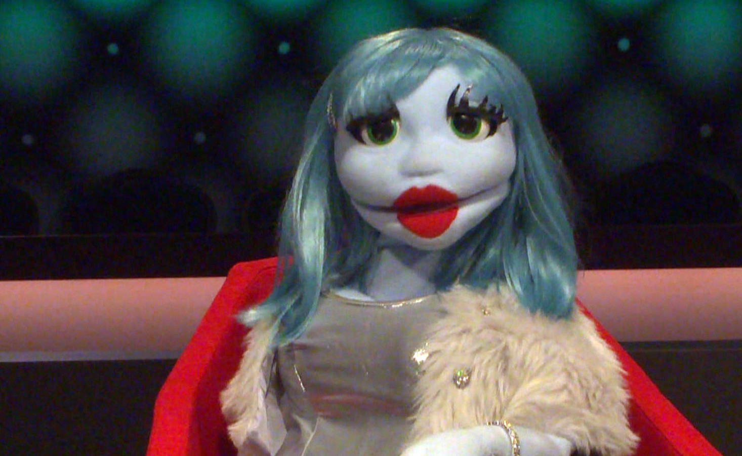 Lenette van Dongen is Miss Izzy in talentenjacht Popster | Foto | AD.nl