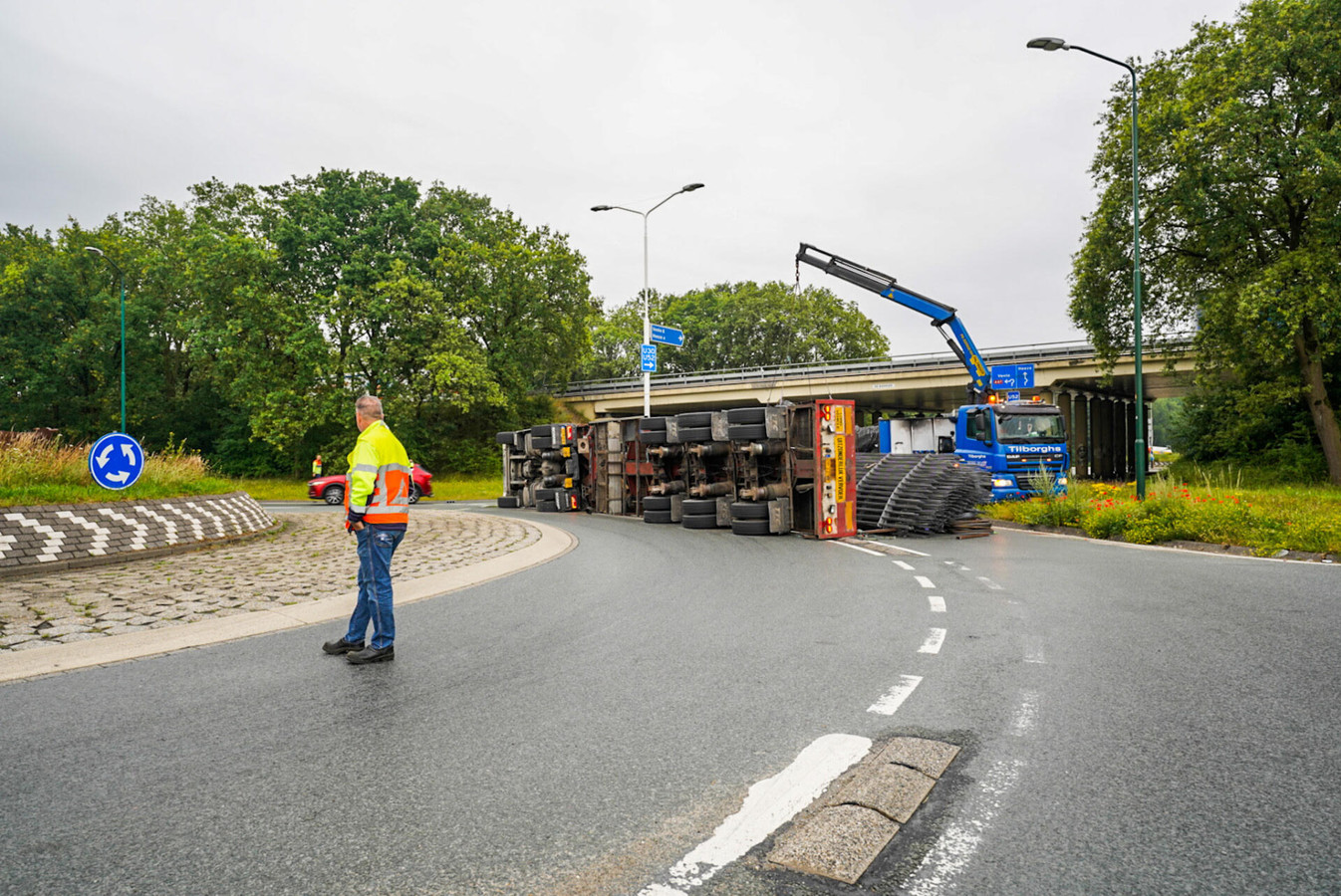 Vrachtwagen met staal kantelt op rotonde naar oprit A67 in Geldrop ...