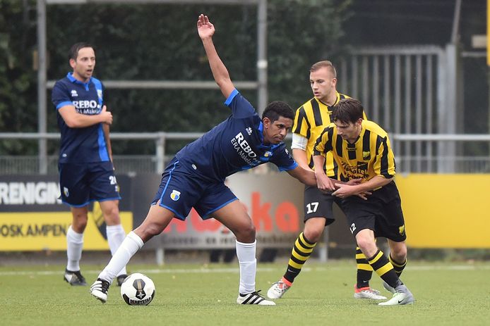 Bastiaan gaat nu óók voetballen bij Owios | Regio Zwolle | destentor.nl