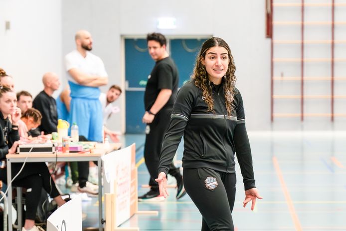 Sayna (31) coacht als eerste vrouw een mannenteam: ‘Het is iets nieuws ...
