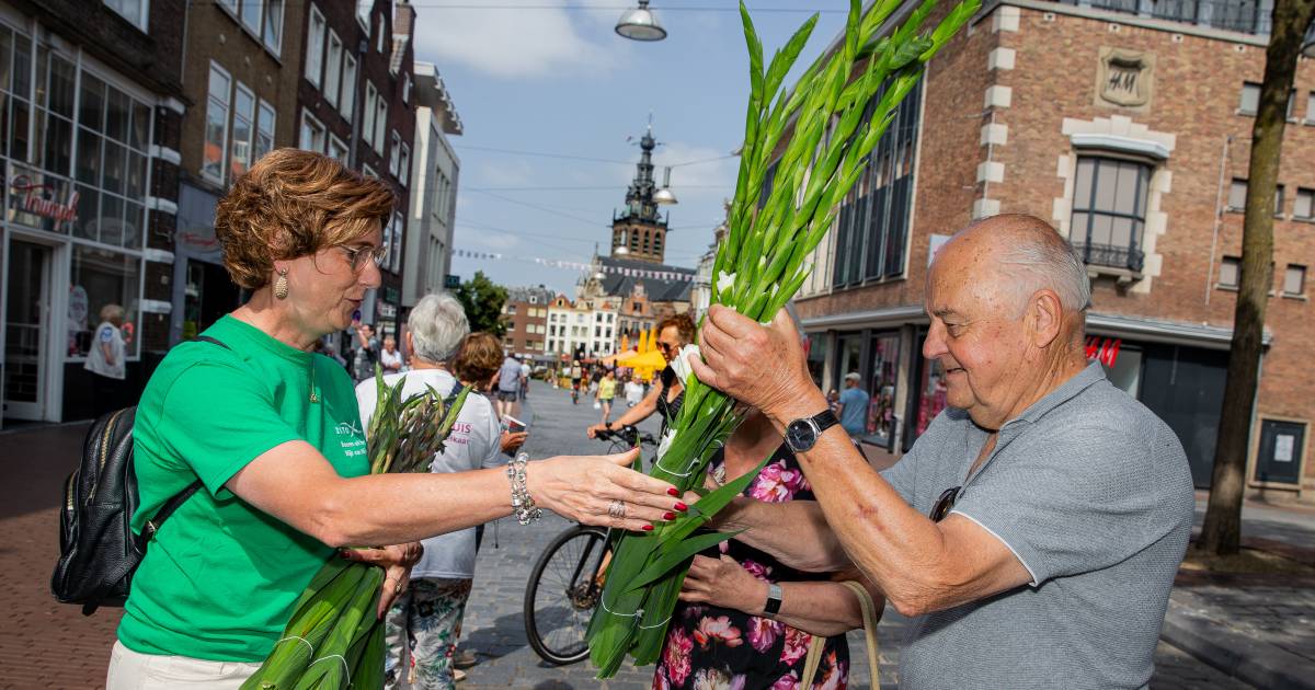Boeren verkopen gladiolen in centrum van Nijmegen voor Vierdaagsegevoel ...