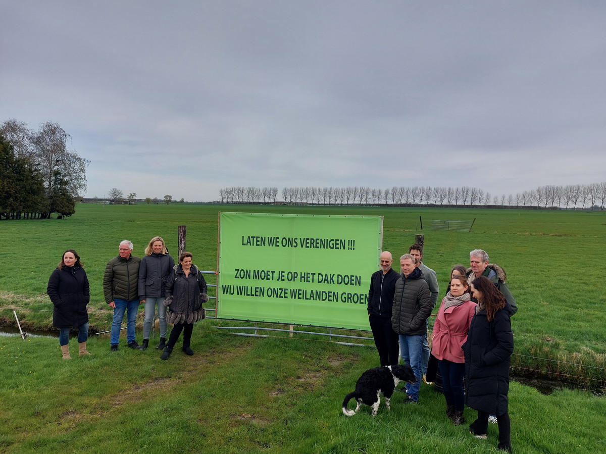 Boze bewoners en boeren protesteren tegen aanleg 140 voetbalvelden aan ... Boze bewoners en boeren protesteren tegen aanleg 140 voetbalvelden aan ...