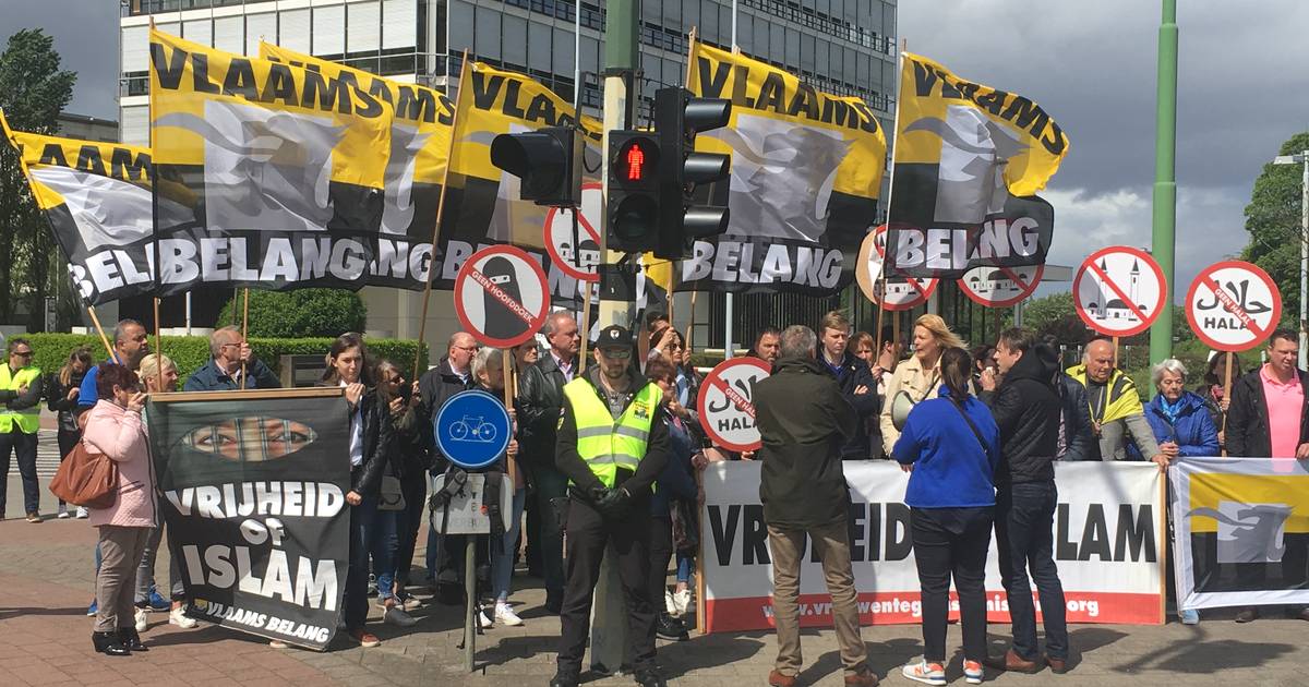 Vlaams Belang voert actie tegen islambeurs in Antwerp Expo | Binnenland | hln.be