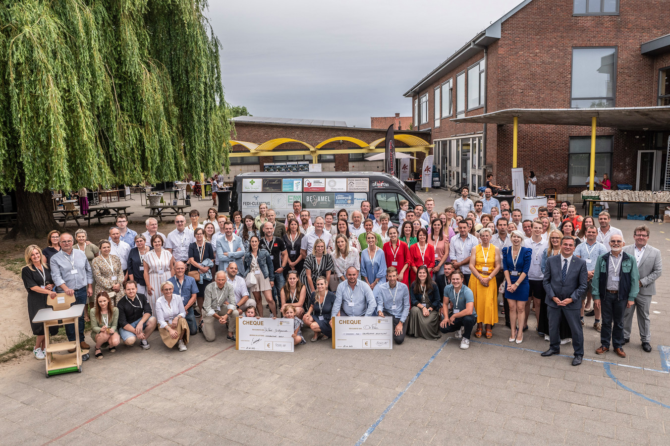 Roeselaarse ondernemers schenken minibus aan scholen De Hagewinde en De ...