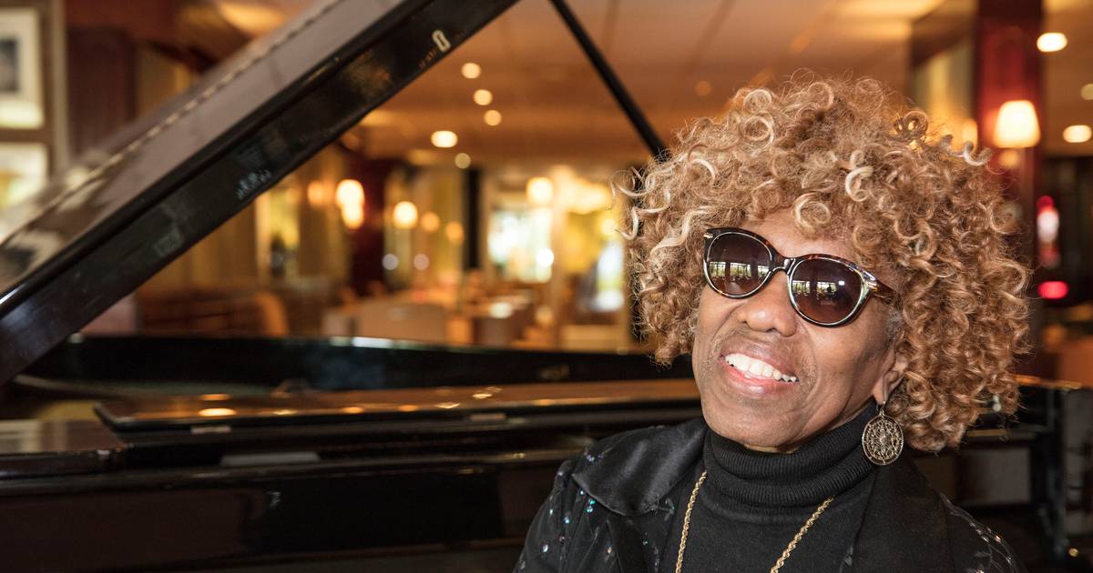 Estelle Brown (The Sweet Inspirations) met eerbetoon Elvis in Effenaar ...