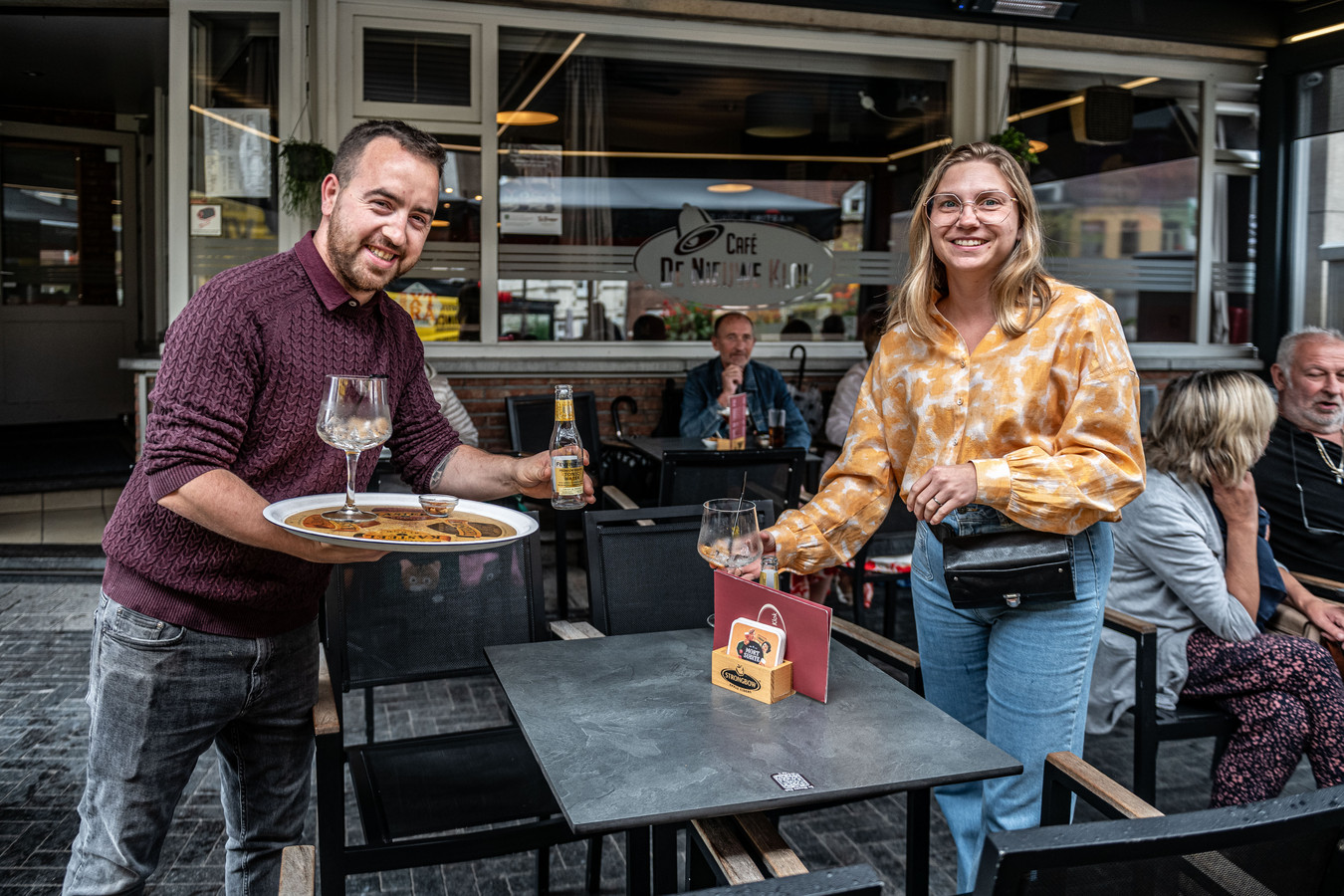1 op de 3 volkscafés weg in 10 jaar tijd: Sofie (29) en Thomas (31 ...