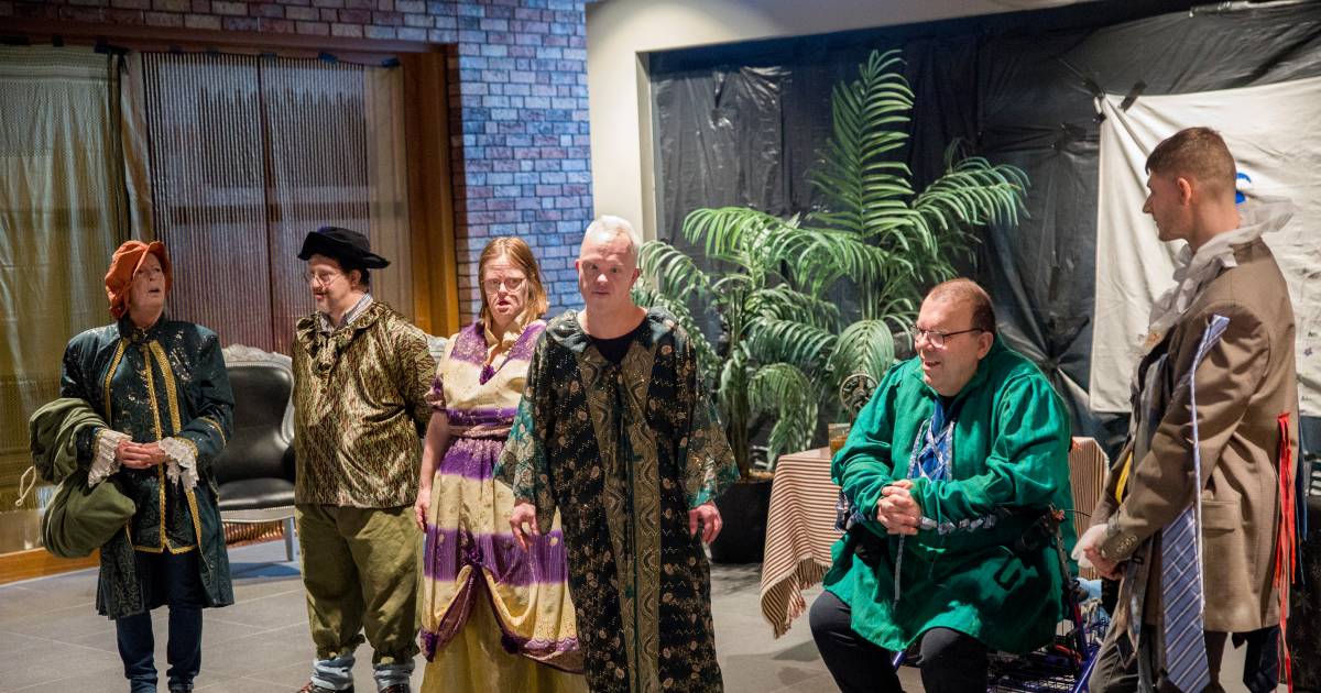 Cliënten van Zuidwester genieten van uitbundig toneeldebuut: ‘Wanneer ...