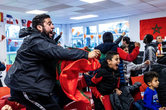 Winst Marokko gevierd in voetbalkantine Overvecht, ook in Lombok mensen ...